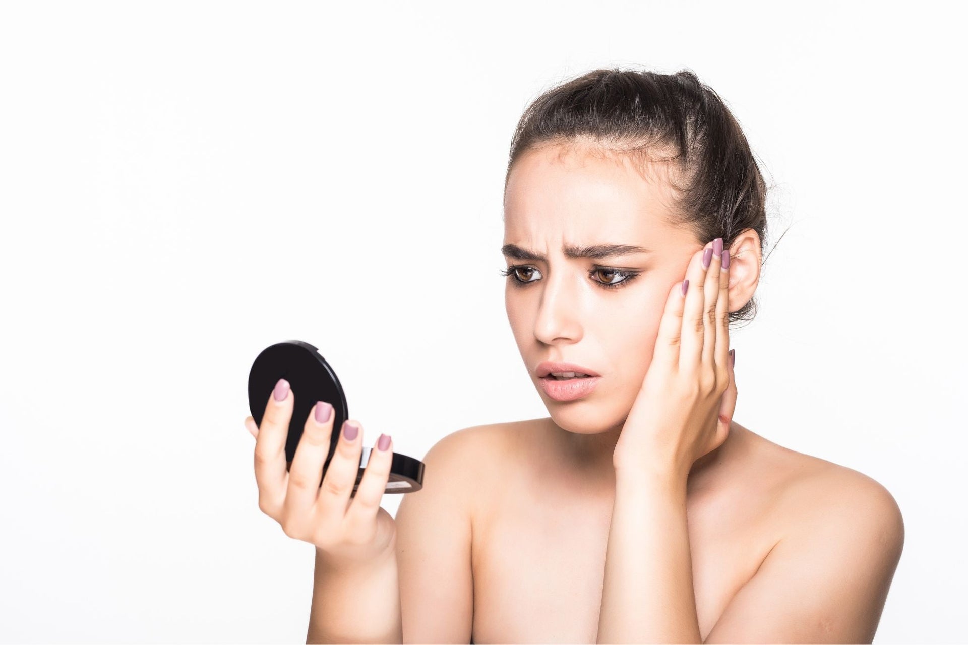 Cómo influye el maquillaje en el acné adulto | 5punto5
